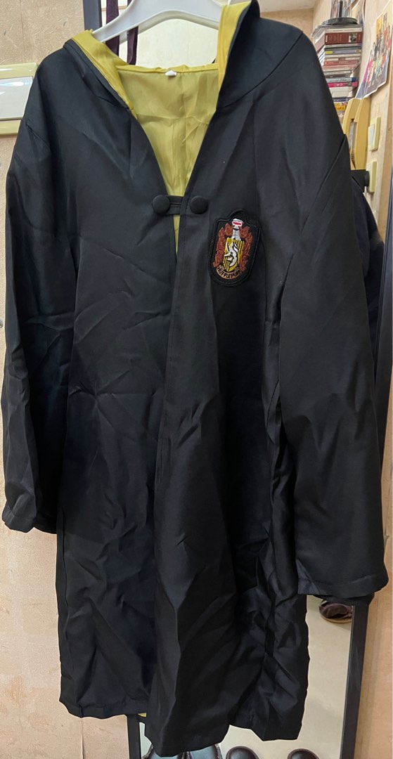 Harry Potter Hufflepuff cloak 哈利波特斗篷, 女裝, 連身裙 & 套裝, 套裝 - Carousell