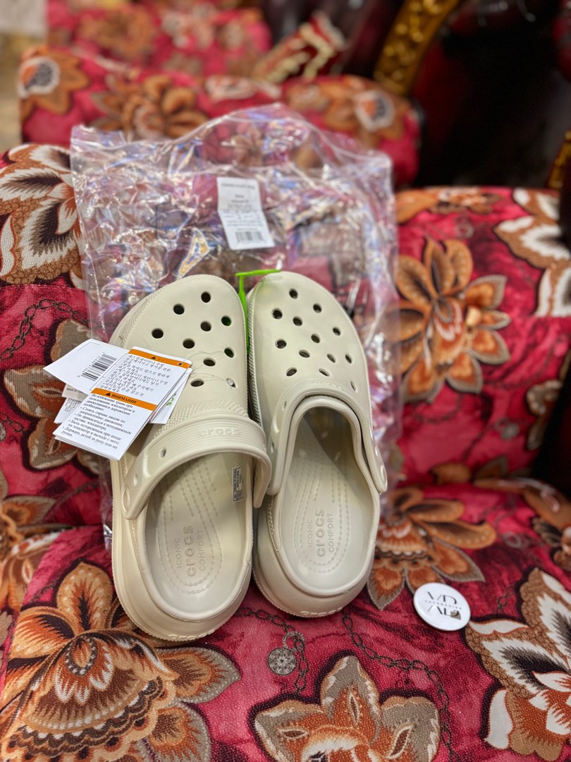 Crocs Classic Bae Clog Sandal wanita Crocs classic Bae Clog platform ...