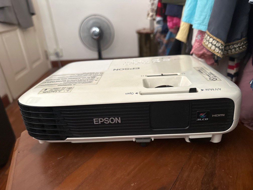 EPSON EB-X04 PROJECTOR, TV & Home Appliances, TV & Entertainment, Projectors on Carousell