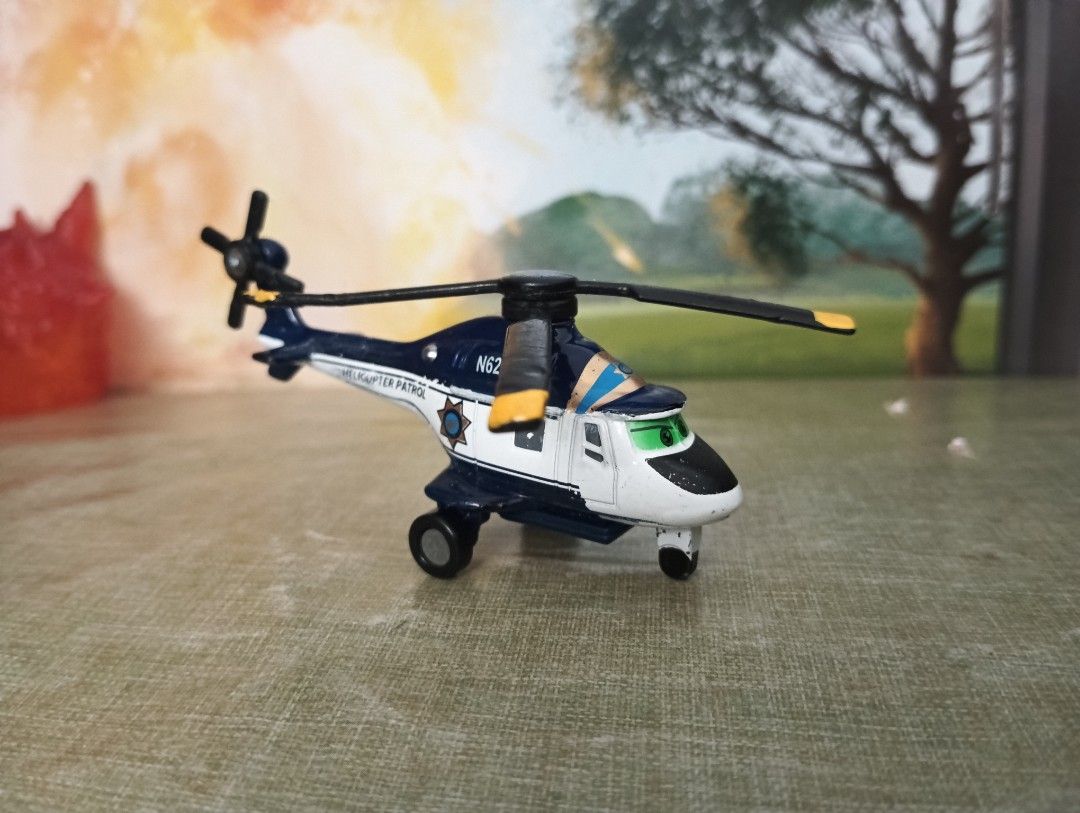 Tomica Planes 2 Fire & Rescue P-18 Die-Cast Blade Chops 10 cm, Hobbies ...