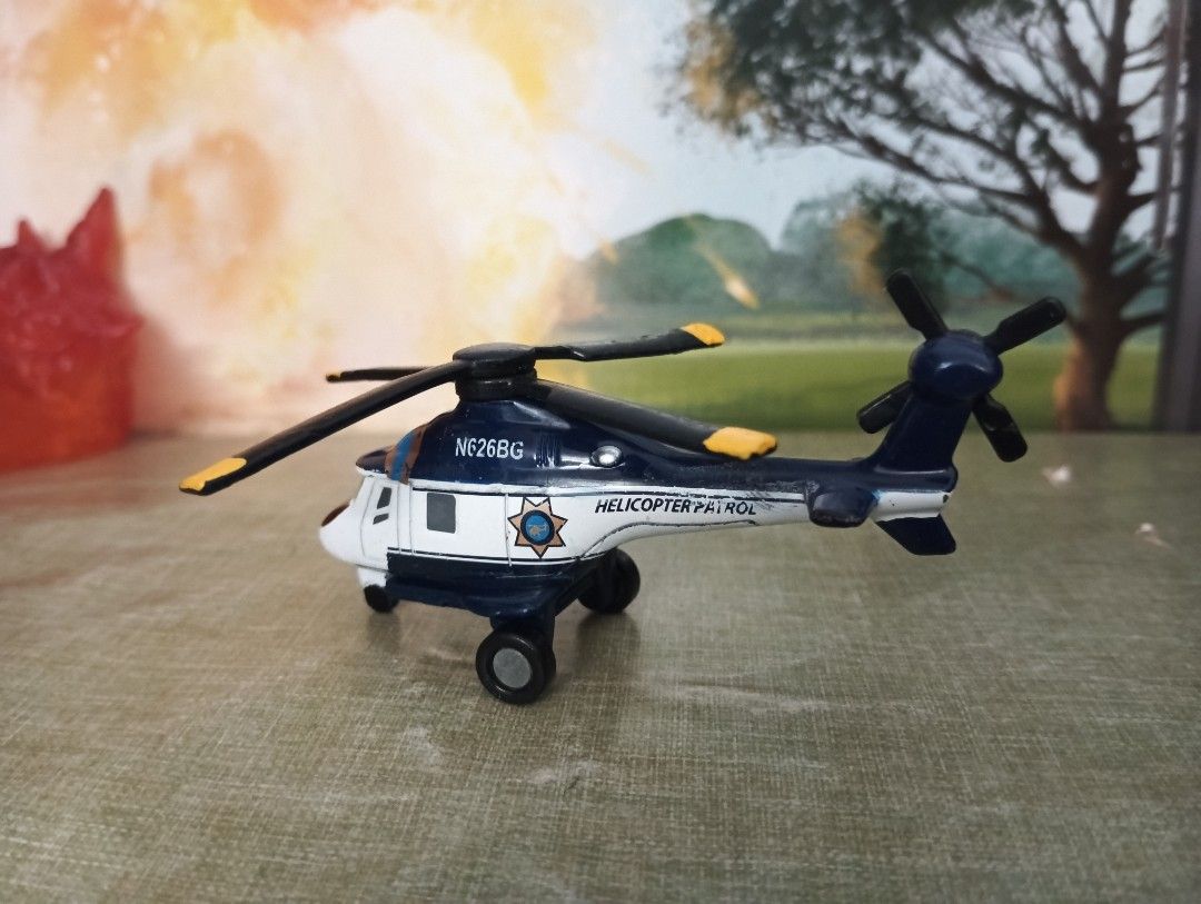 Tomica Planes 2 Fire & Rescue P-18 Die-Cast Blade Chops 10 cm, Hobbies ...