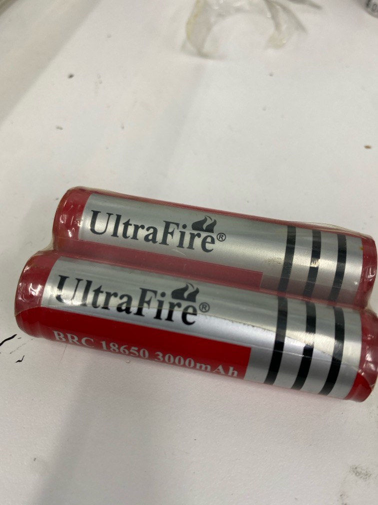 UltraFire 18650 lithium ion battery BRC 3.7V 3000 mAh + charger, 手提電話 ...