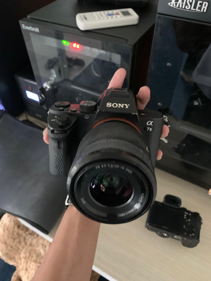 Sony A7ii + lensa 28-70mm f3.5-f5.6 + box, Fotografi di Carousell