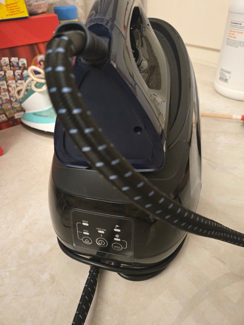 Panasonic Steam Iron NI-GT200, 家庭電器, 熨斗及掛熨機 - Carousell