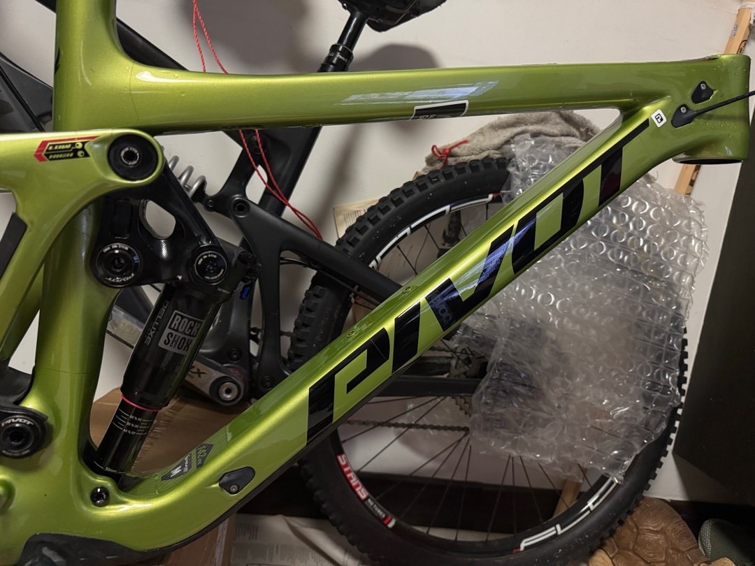 Pivot Switchblade Carbon UDH Frame - Medium, Sports Equipment, Bicycles ...