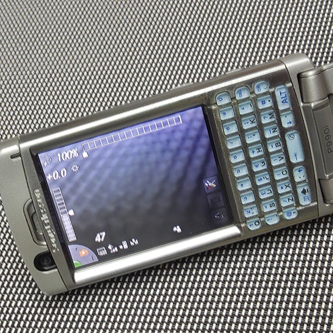 二手 Used 經典收藏 九成新有小花 20年前(2005) Sony Ericsson P990i 操作正常 冇盒 包括電池 火牛 記憶卡 可以用 3G Smartone CSL 1010 ...