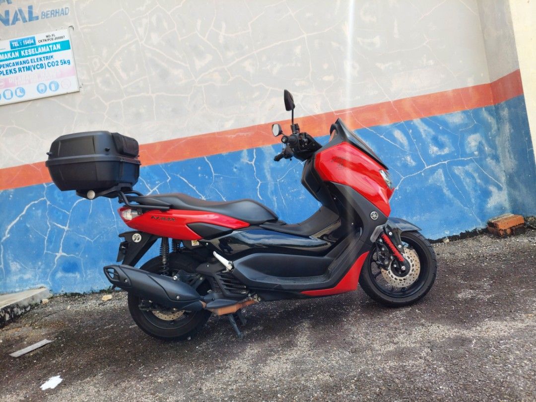 Yamaha NMAX 155 V2 Scooter with GIVI 42L Touring Top Box, Motorbikes on ...
