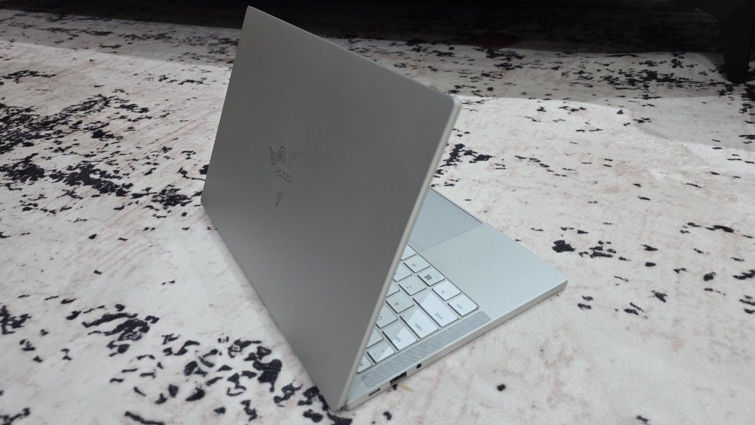 Razer Book Mercury (i5-1135G7, 8GB DDR4 RAM, 256GB M.2 SSD, Intel Iris ...