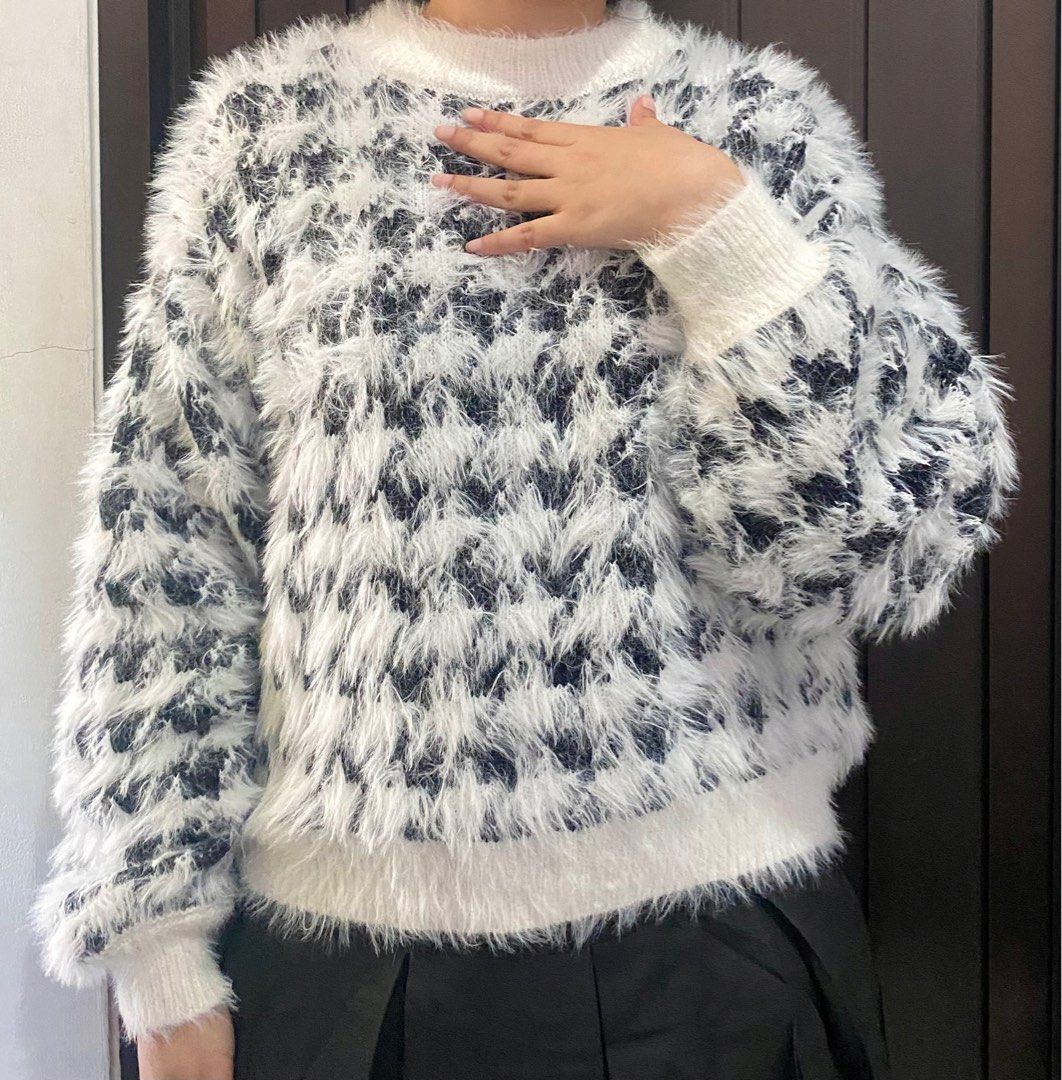 Fuzzy sweater brand efforia winter/musim dingin, Fesyen Wanita, Pakaian ...