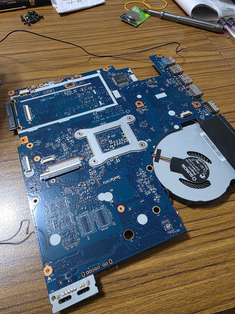 Lenovo Z50-70 innards. Motherboard and other internal components ...