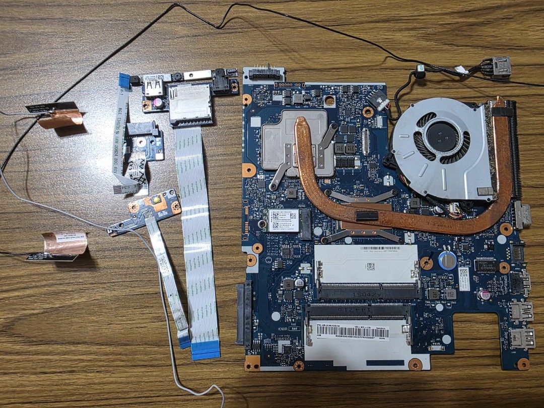 Lenovo Z50-70 innards. Motherboard and other internal components ...