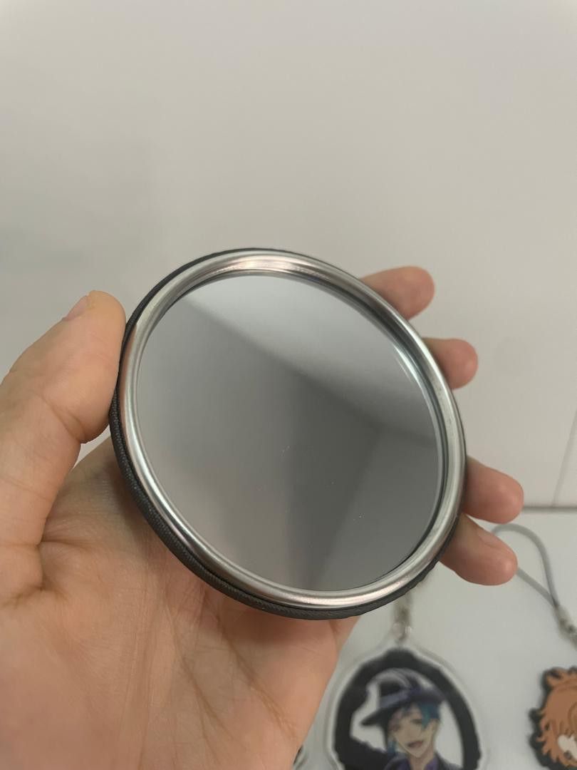 (Set) Disney Twisted Wonderland (1 mini mirror, 2 acrylic keychains & 1 ...