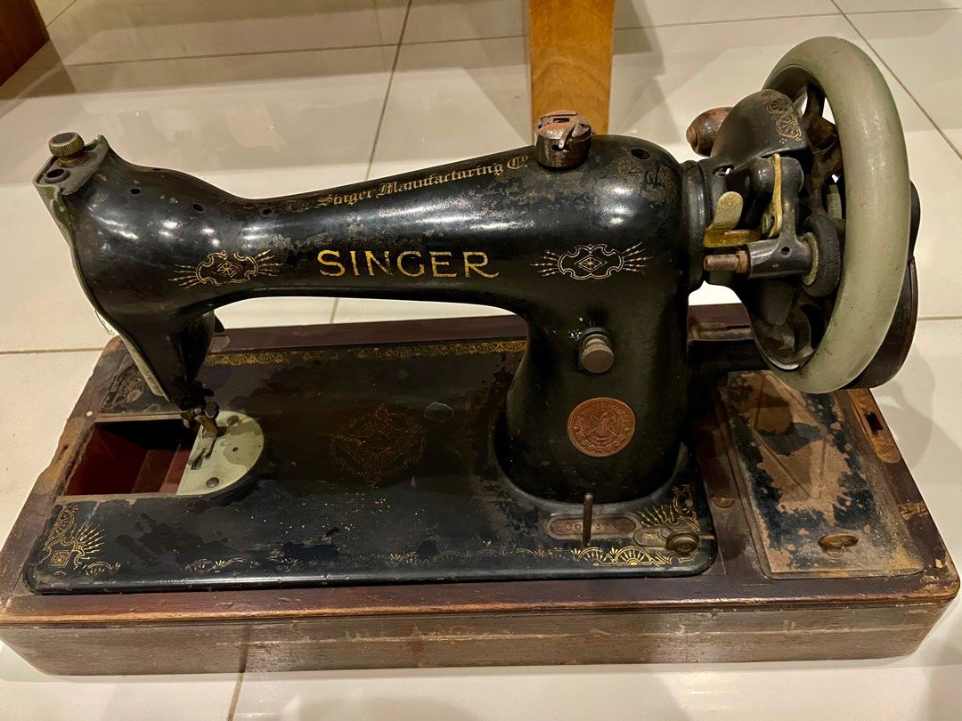 Antique Singer sewing machine, Hobbies & Toys, Memorabilia ...