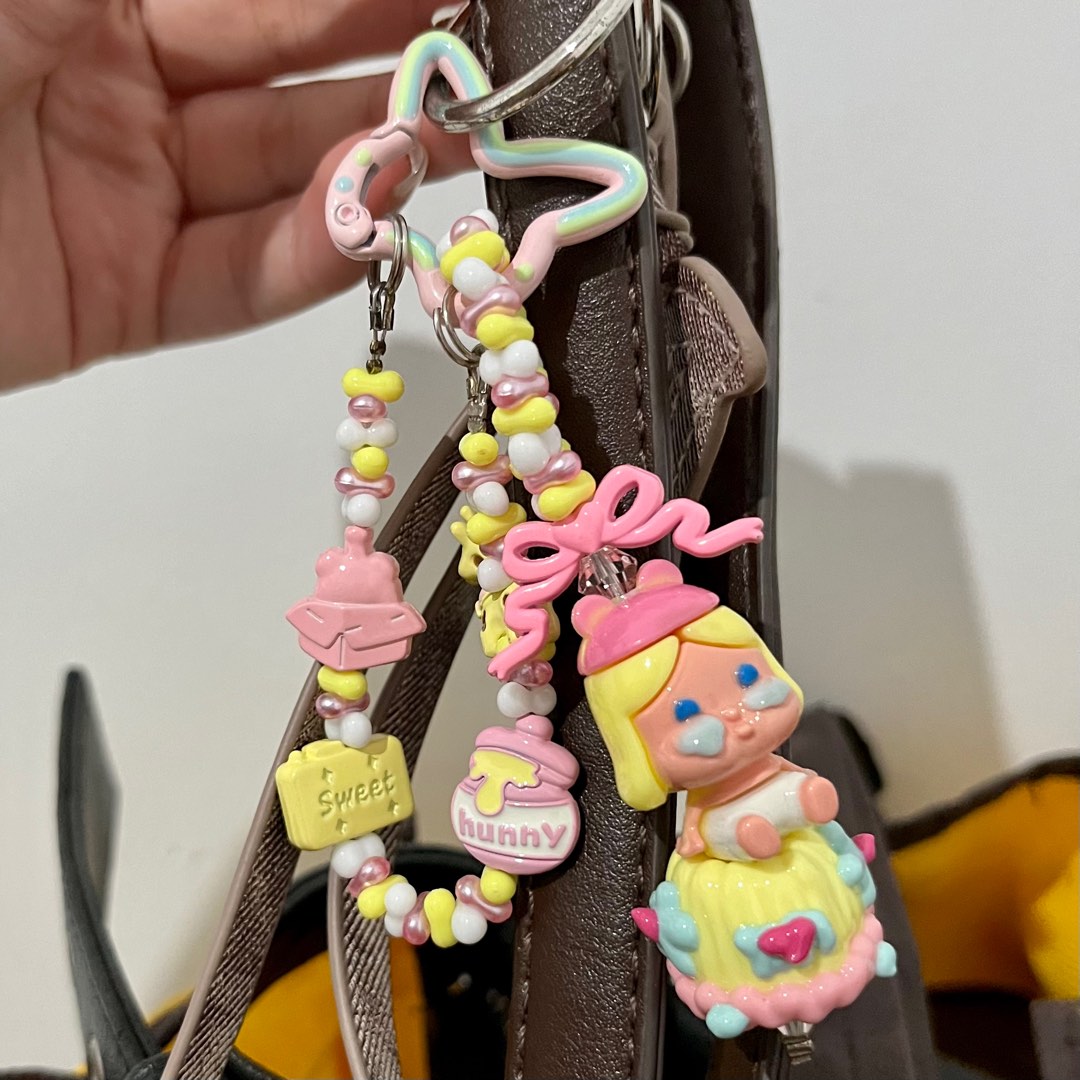 cry baby bag charm keychain gantungan pop mart, Desain & Kerajinan ...