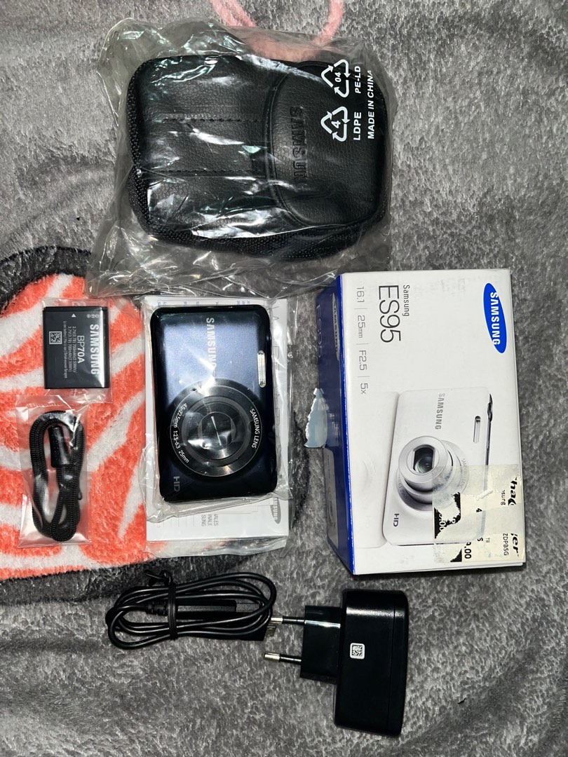Samsung ES95 Digital Camera, Photography, Cameras on Carousell