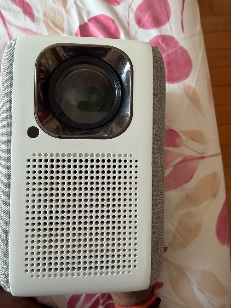 Portable Projector with HDMI, USB, and DC, 家庭電器, 電視 & 其他娛樂, 投影機 - Carousell