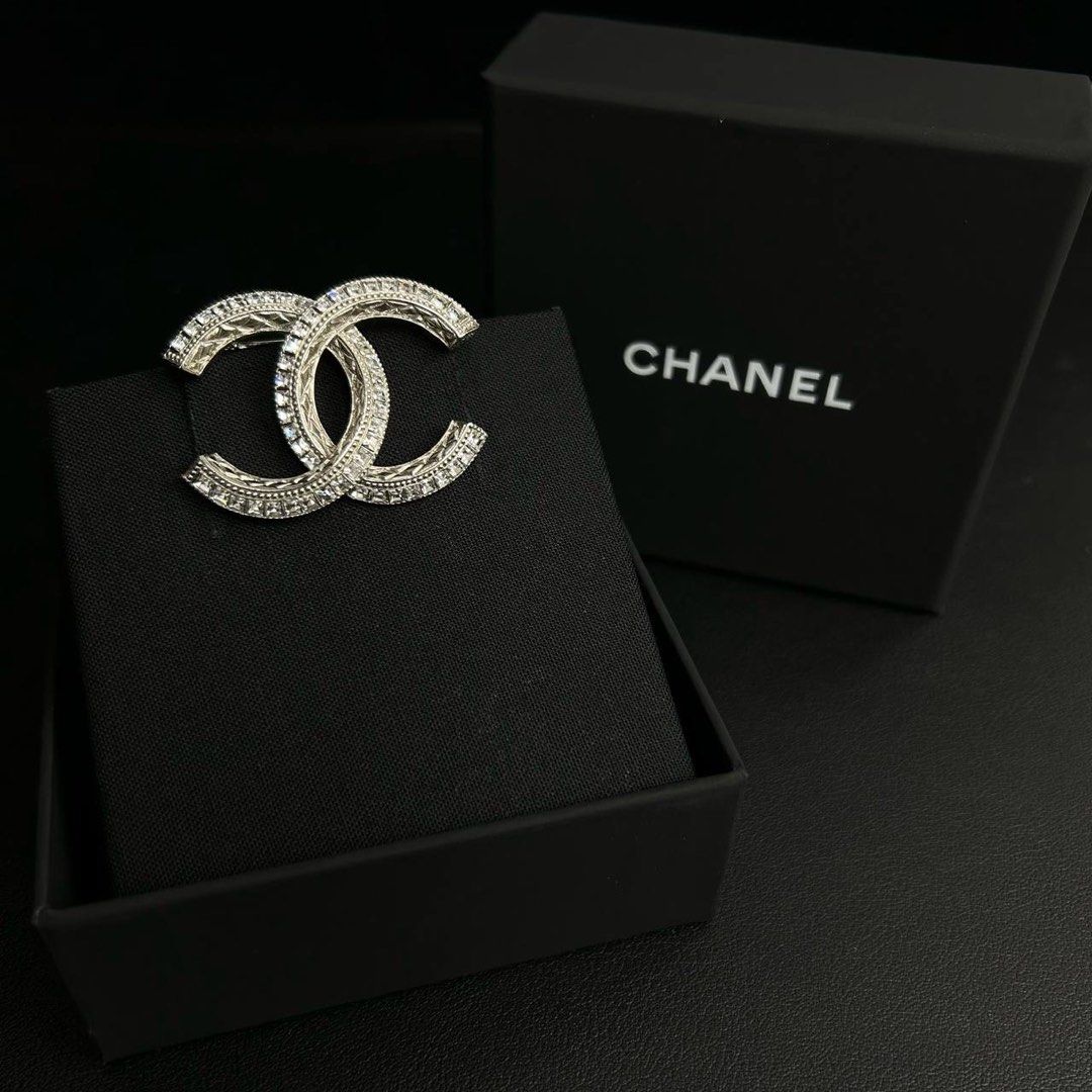 💯 Authentic Chanel Brooch, Luxury, Accessories on Carousell