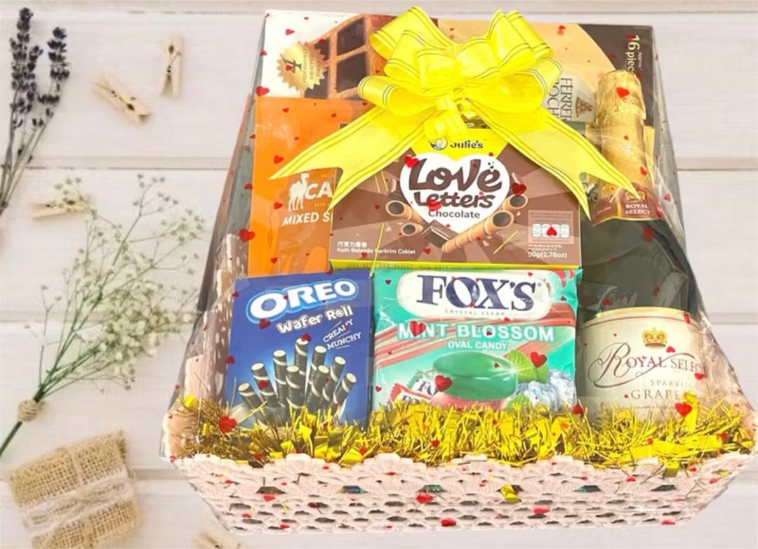 Premium Christmas and New Year Gift Hampers 2026 include free ...