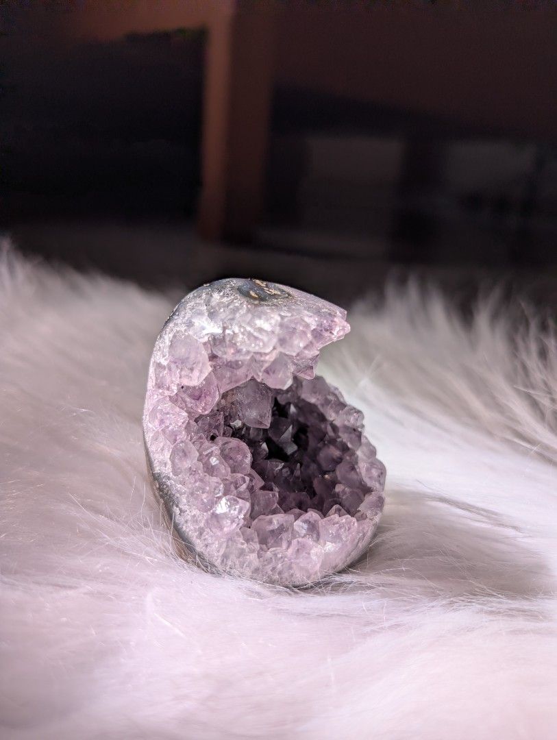 Amethyst Geode Crystal (cave like shape), Women's Fashion, Jewelry ...