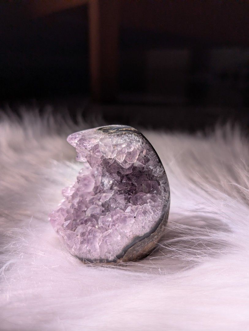 Amethyst Geode Crystal (cave like shape), Women's Fashion, Jewelry ...