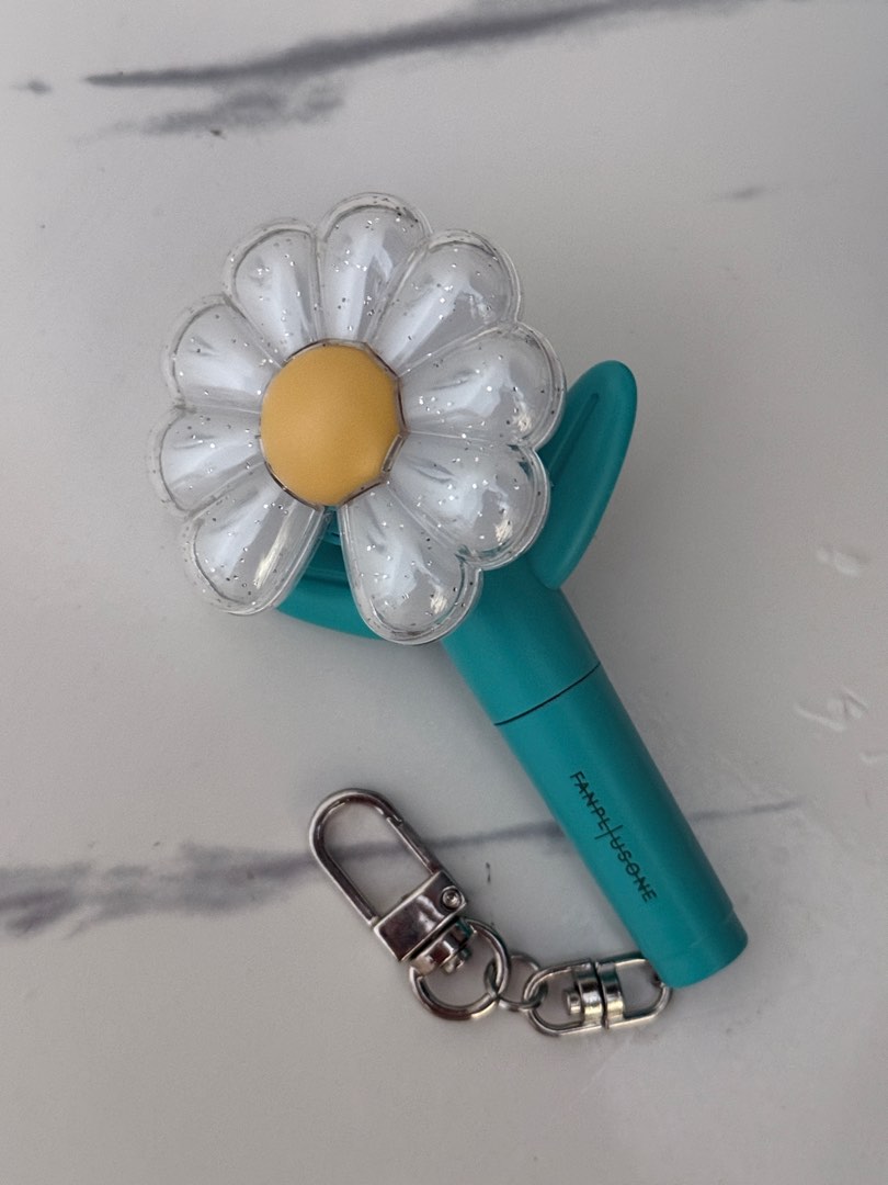 Gdragon Daisy Mini Lightstick keyring, Hobbies & Toys, Memorabilia ...