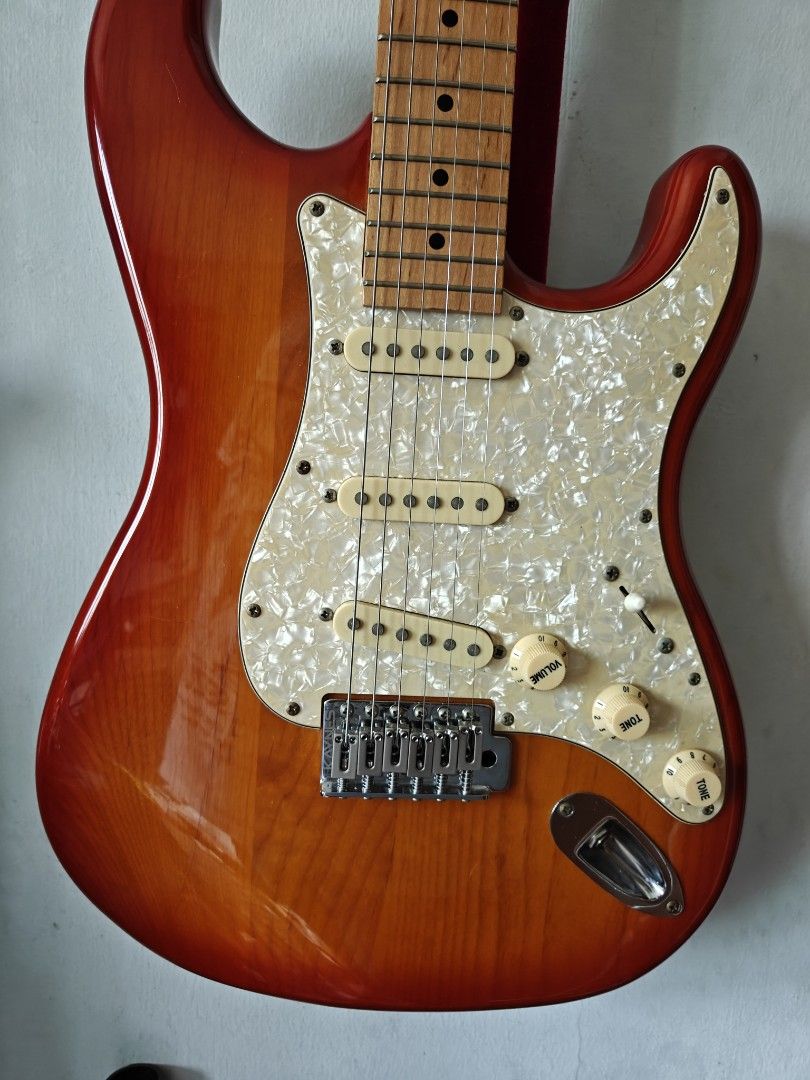 Craftsman Electric Guitar ST120 -Honey Sunburst Finish, Hobbies & Toys ...