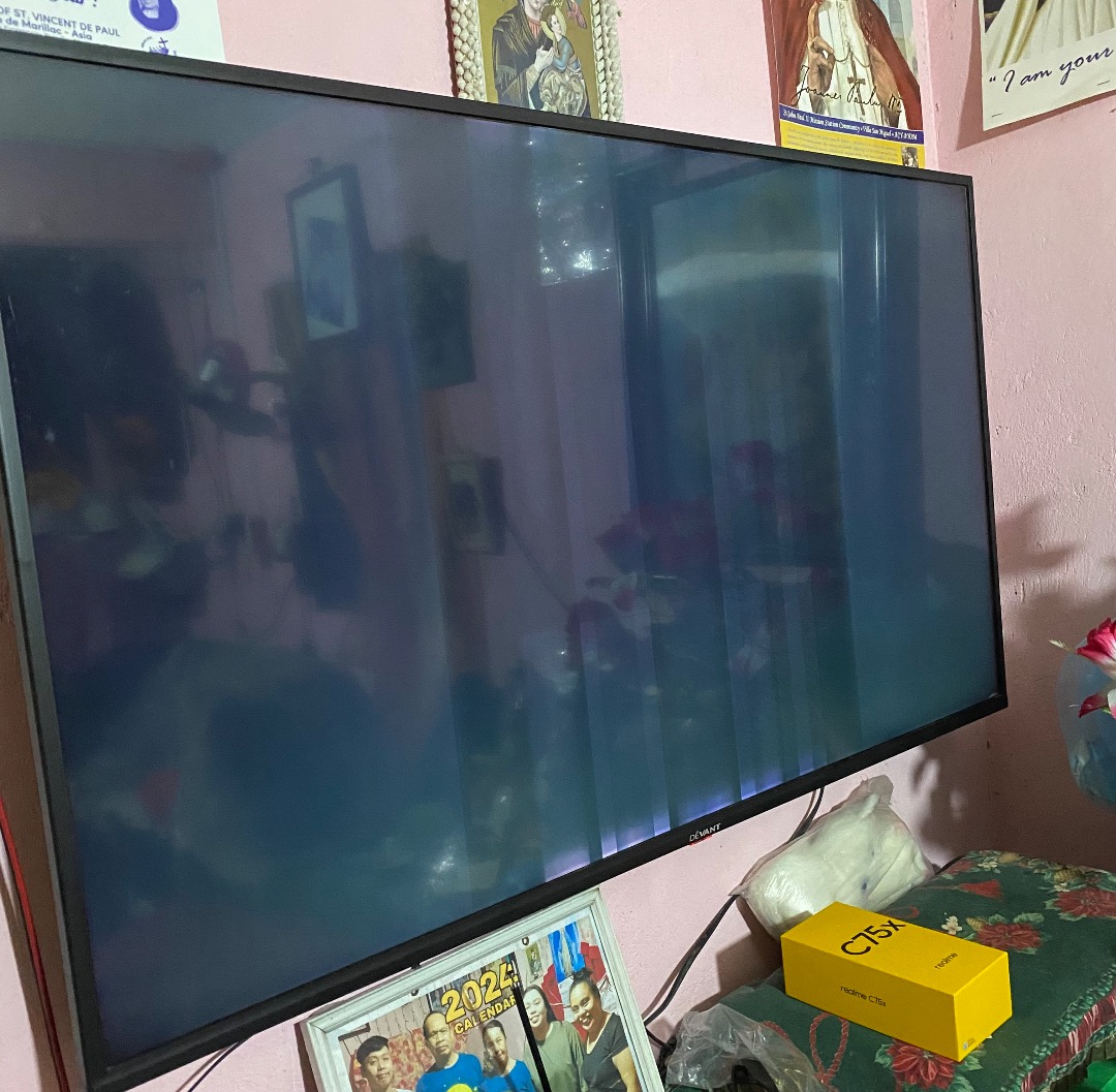 Devant 49-inch Smart TV, LCD damage, powers on, sound works, can be ...