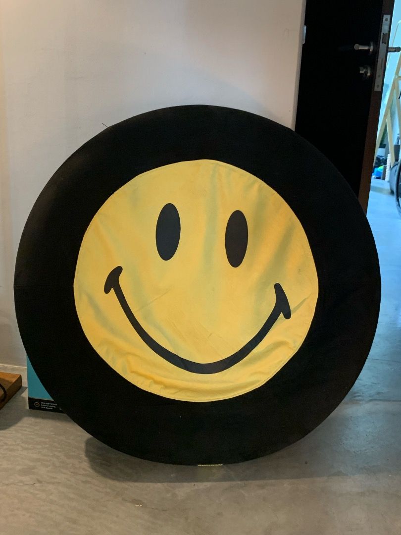 zee.dog x Chinatown Market SMILEY® Bed, Pet Supplies, Homes & Other Pet ...