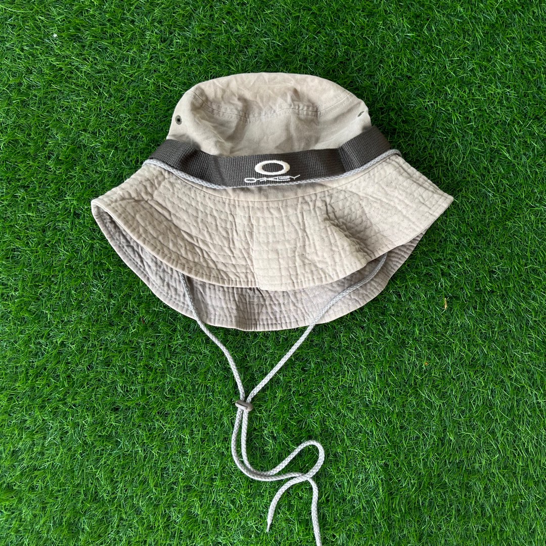 Vintage oakley bucket hat, Men's Fashion, Watches & Accessories, Caps ...