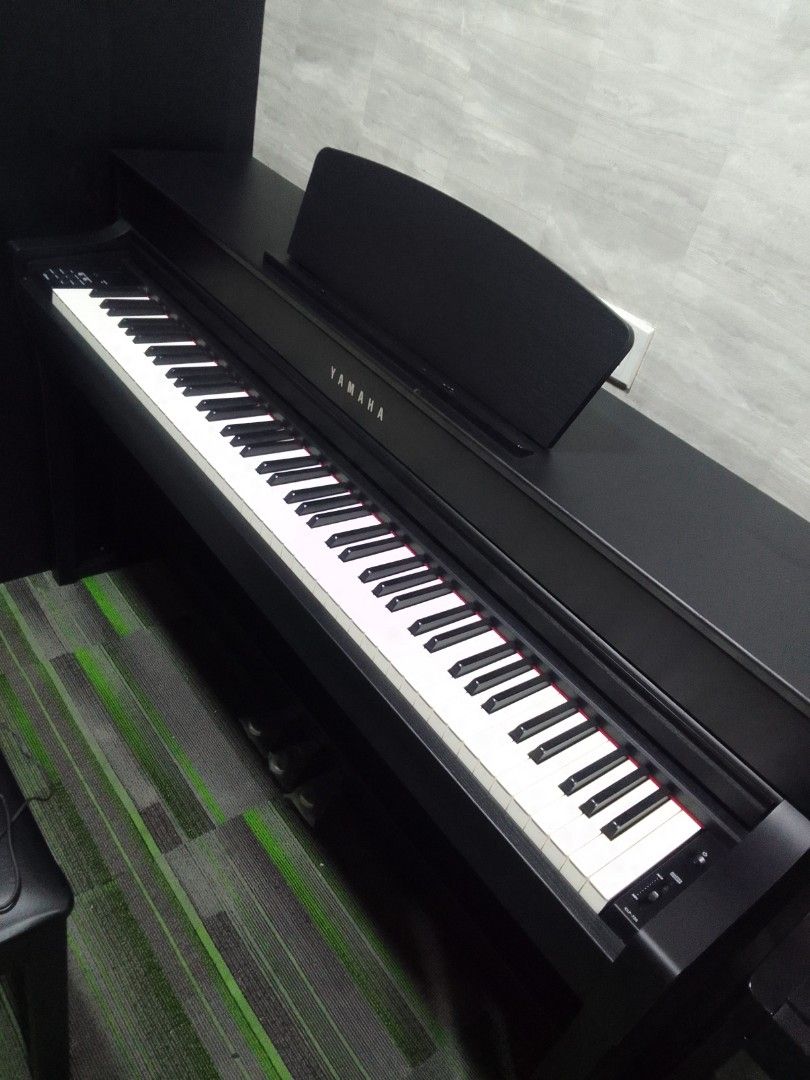 Yamaha CLP735 Clavinova digital piano, Hobbies & Toys, Musical ...