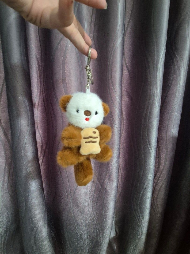 🆕️ otter keychain, Hobbies & Toys, Art & Prints on Carousell