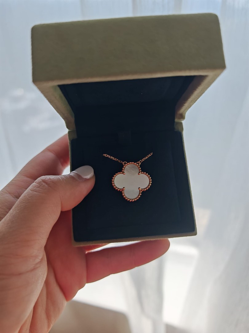 VAN CLEEF & ARPELS Japan Ginza Flagship edition MOP, 名牌, 飾物及配件 - Carousell