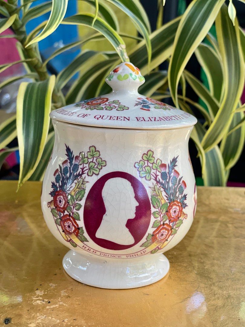 1977 The Silver Jubilee of Queen Elizabeth II Commemorative Ceramic Jar ...
