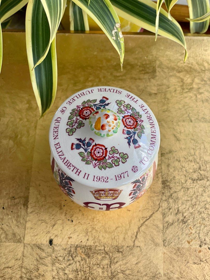 1977 The Silver Jubilee of Queen Elizabeth II Commemorative Ceramic Jar ...