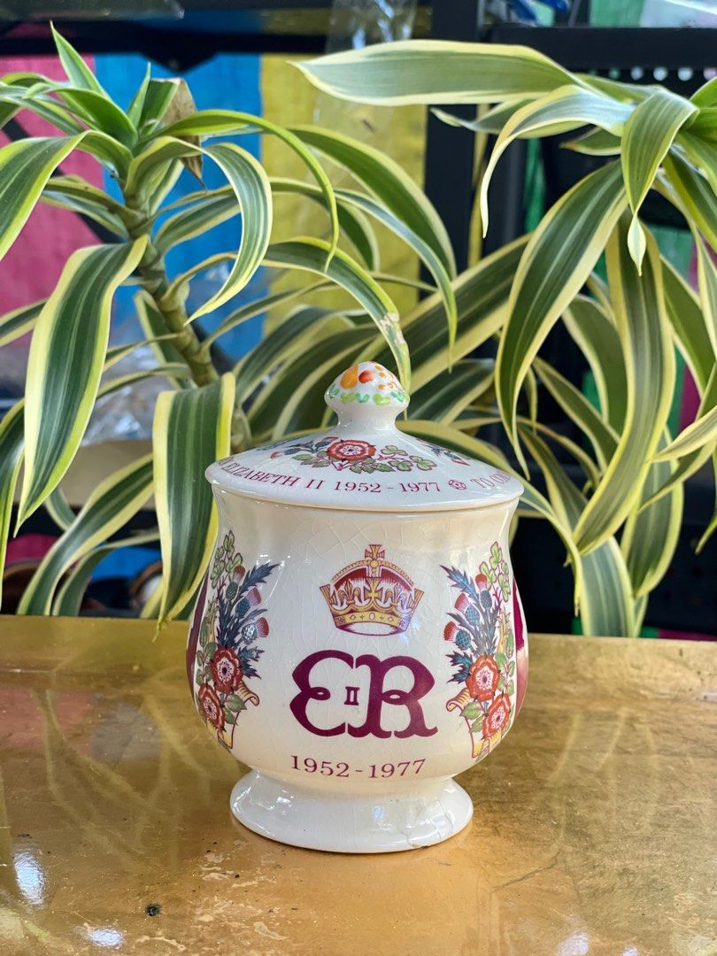 1977 The Silver Jubilee of Queen Elizabeth II Commemorative Ceramic Jar ...