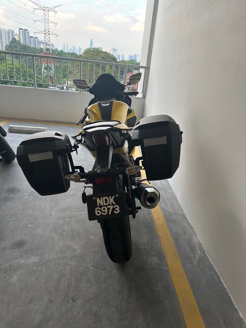 Yamaha R15 V3 with Shad Side Boxes, Motorbikes on Carousell