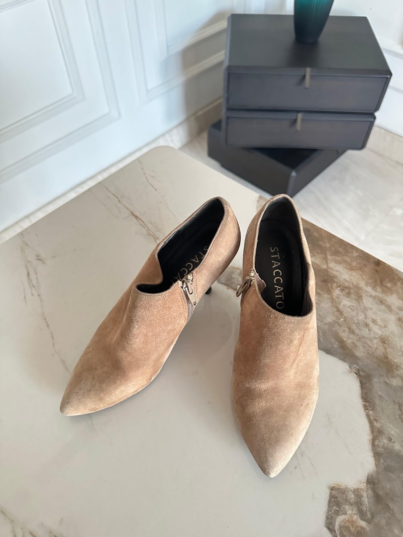 Boots heels velvet coklat, Fesyen Wanita, Sepatu di Carousell