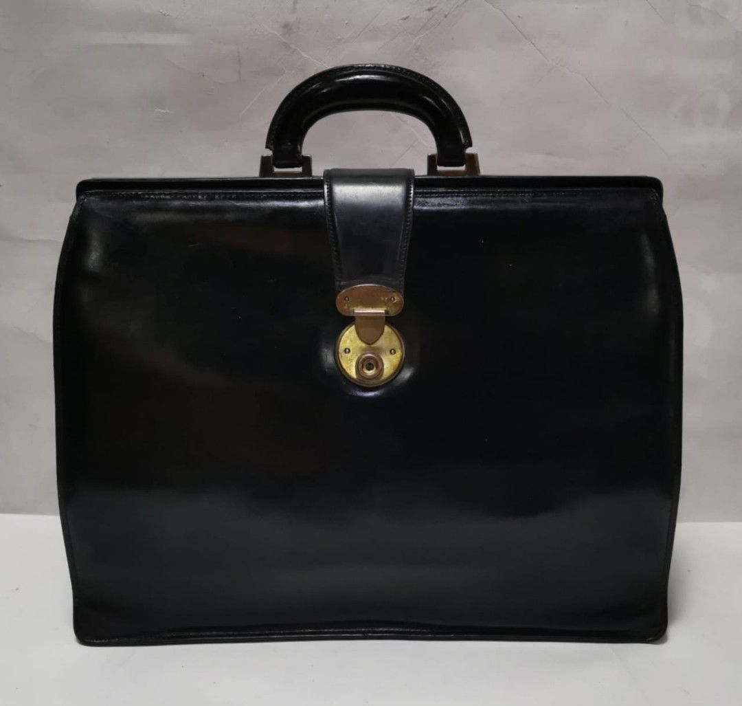 Diplomatic bag in black leather rarely. The bag is equipped with a ...