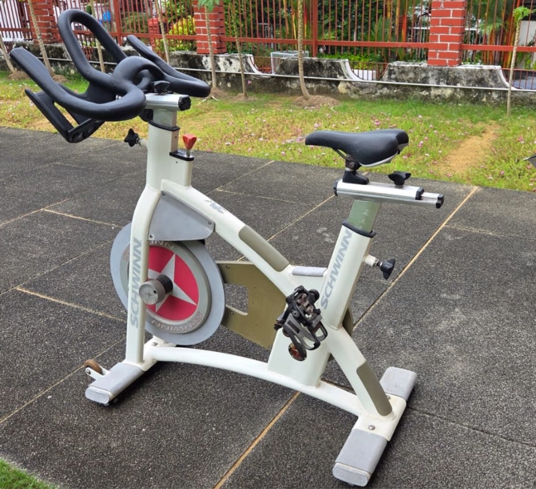Schwinn IC Pro Indoor Cycling Bike, Sports Equipment, Exercise ...