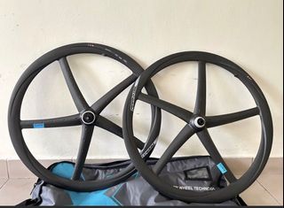 Wahoo KICKR BIKE V2, Sports Equipment, Bicycles & Parts, Parts & Accessories on Carousell