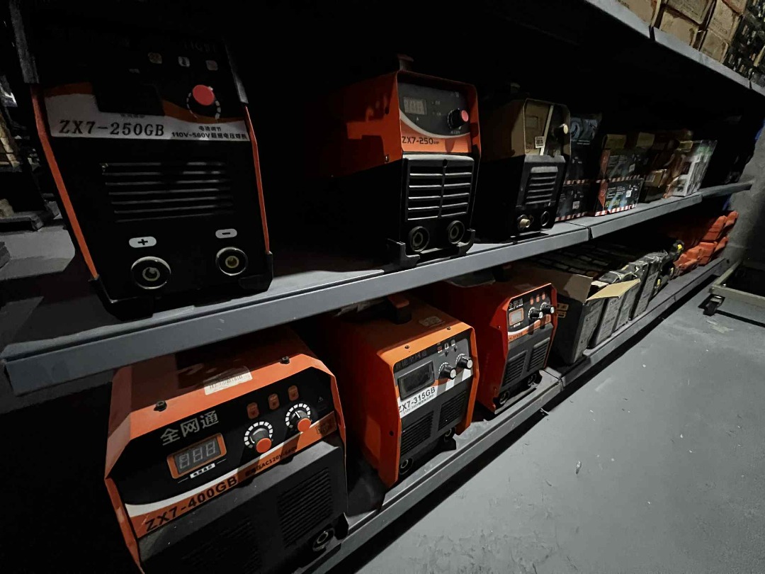 welding machine (warehouse sale), Commercial & Industrial, Construction ...