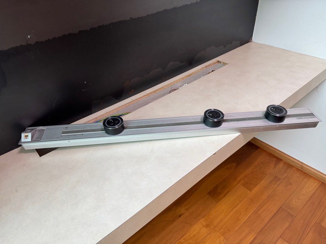 Eubiq 1 Meter Track plus 3 plugs, Computers & Tech, Parts & Accessories ...