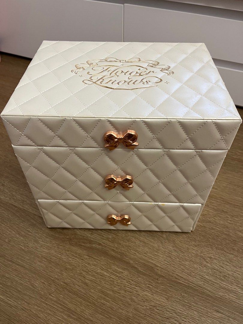 Flower Knows Christmas Storage Box, Beauty & Personal Care, Face ...