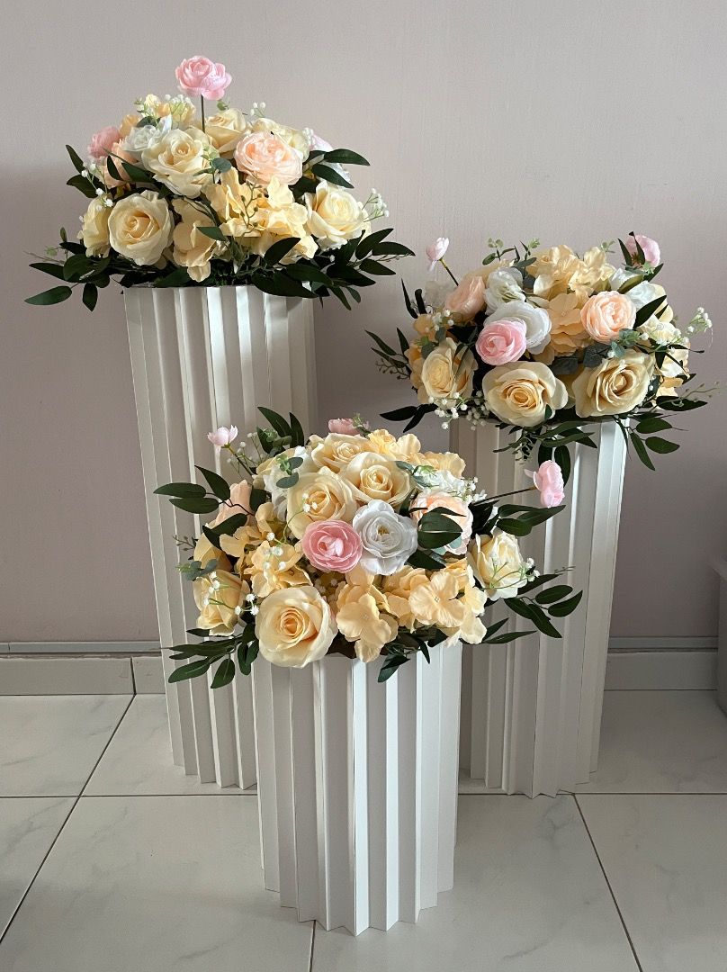 White / peach floral wedding round hedge (40cm diameter), Furniture ...