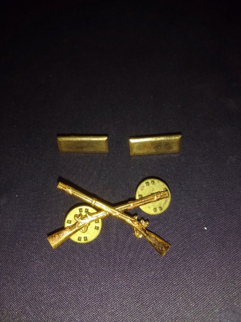 WW2 U.S. Army Infantry Crossed Rifle Lapel Pin and Rank Pins Set, Hobbies & Toys, Memorabilia ...