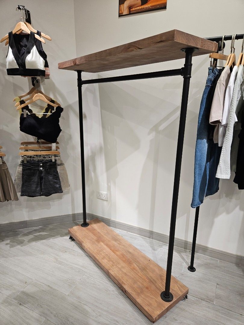Professional Clothing Rack with Wooden Shelves, 傢俬＆家居, 傢俬, 櫃子、組合櫃及置物架 ...