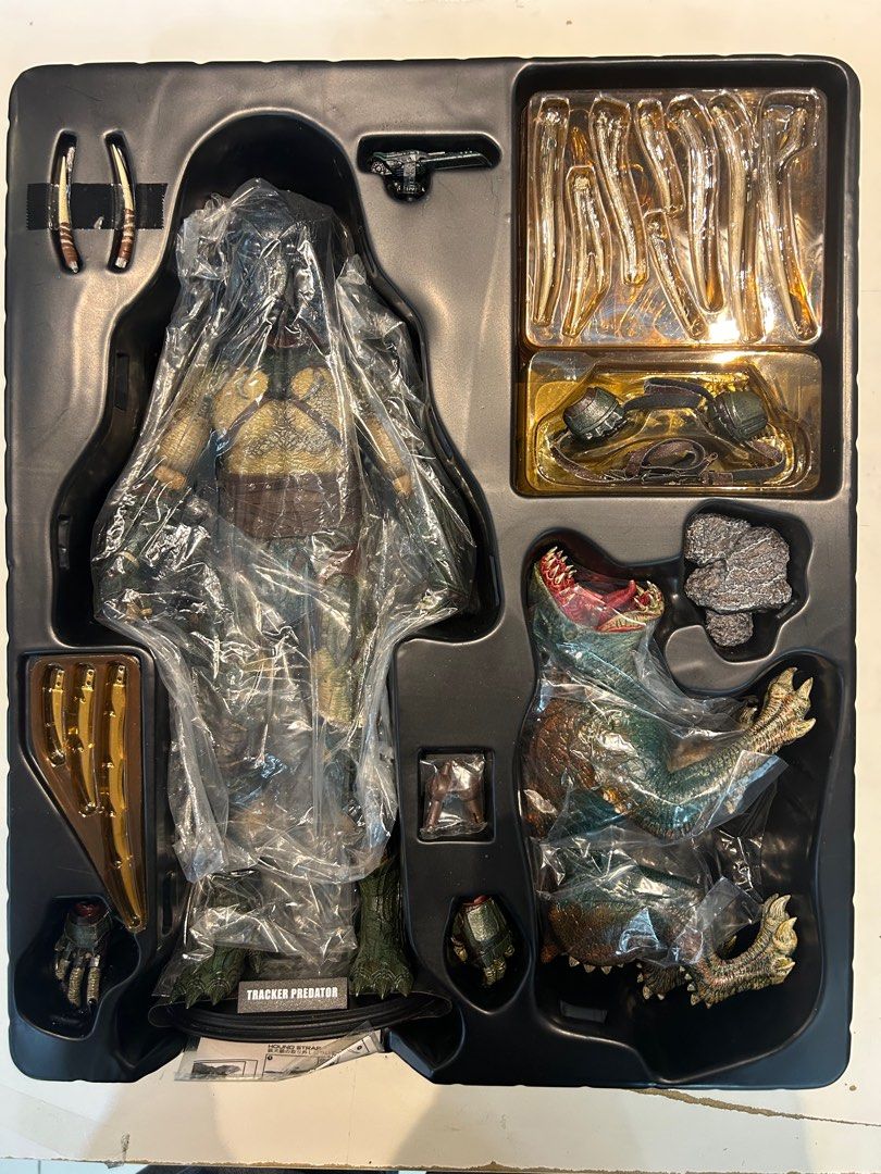 Hot Toys 1/6 Hot Toys MMS 147 Predators: Tracker Predator with Hound ...