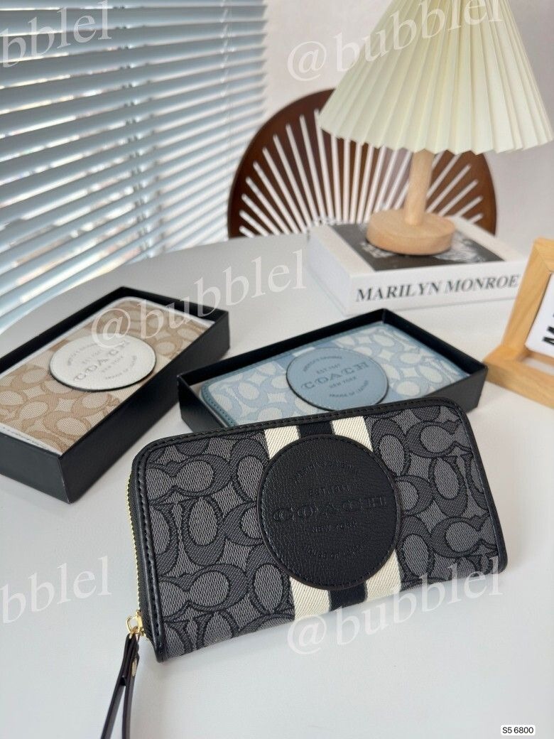 Coach wallet, original quality, perfect inner lining, very practical ...