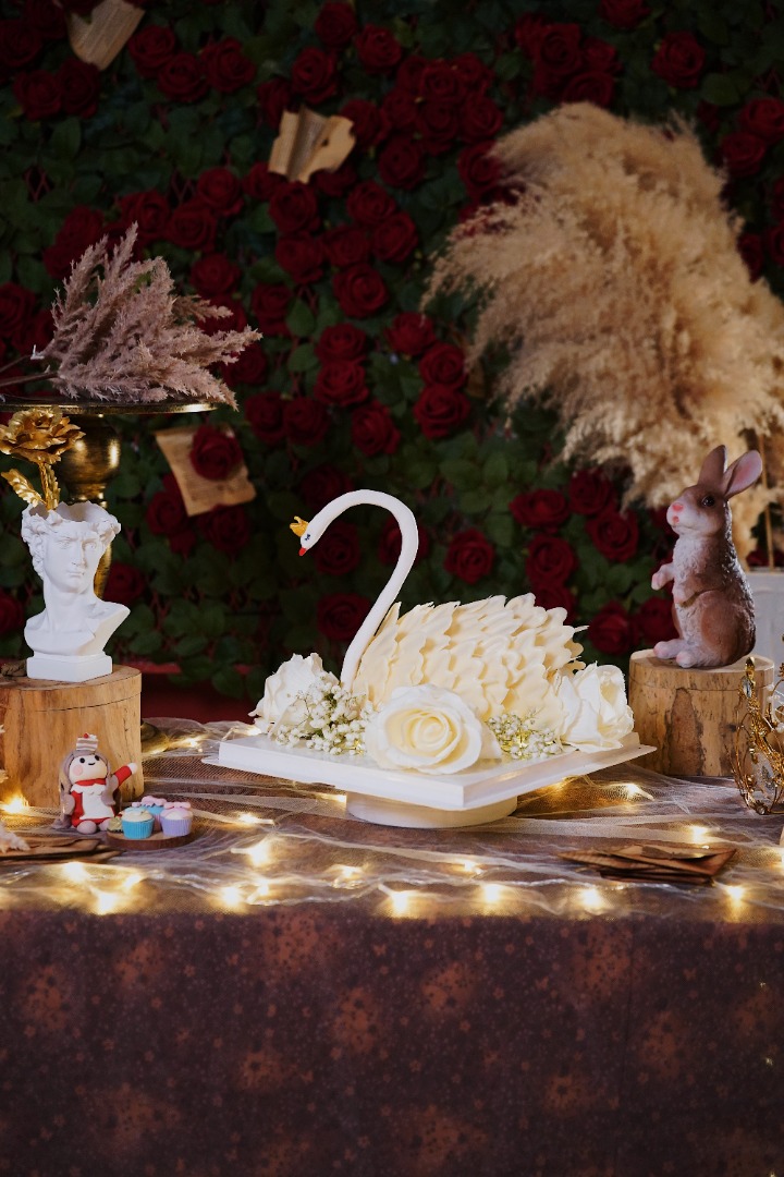 Elegant White Swan Cake, Food & Drinks, Homemade Bakes on Carousell