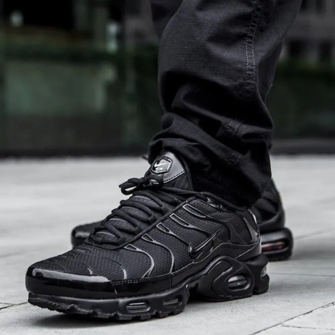 NIKE AIR MAX PLUS TN TRIPLE BLACK, Fesyen Pria, Sepatu , Sneakers di ...